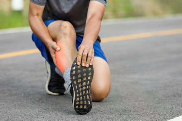 Calambres en las piernas ¿Qué hacer para evitarlos? – Clinica Fixen